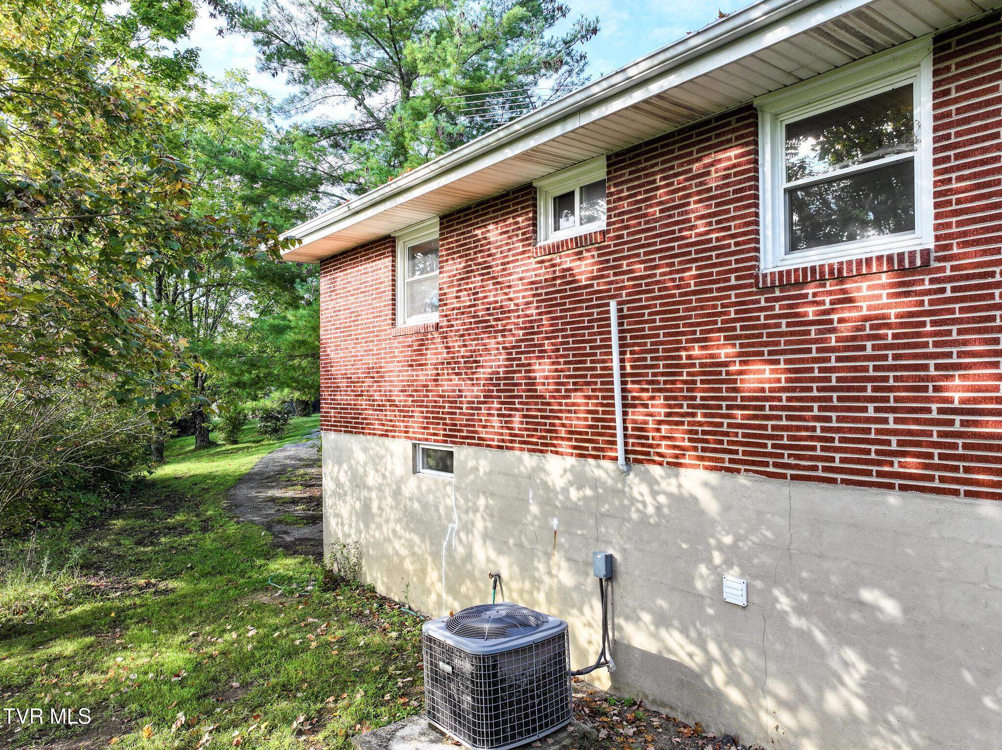 2395 Fodderstack Mountain Loop, Greeneville, TN - lhrmls-03445838 ...